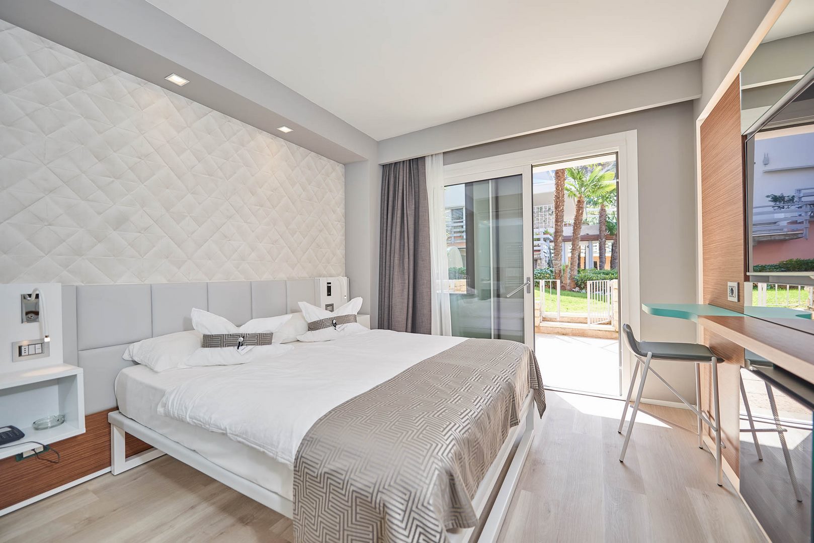 SMART - Hotel Malcesine : CASTELLO LAKE FRONT - LIVING SUITE - LUNA ROSSA