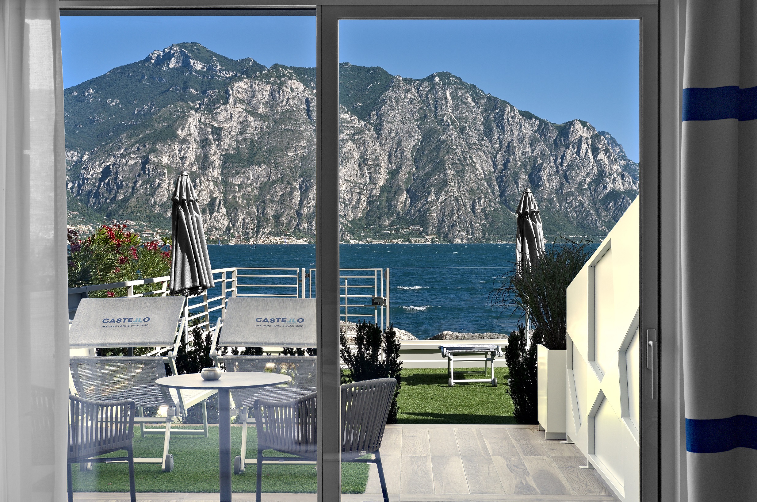 CASTELLO LAKE FRONT HOTEL - CASTELLO LAKE FRONT - LIVING SUITE - LUNA ...